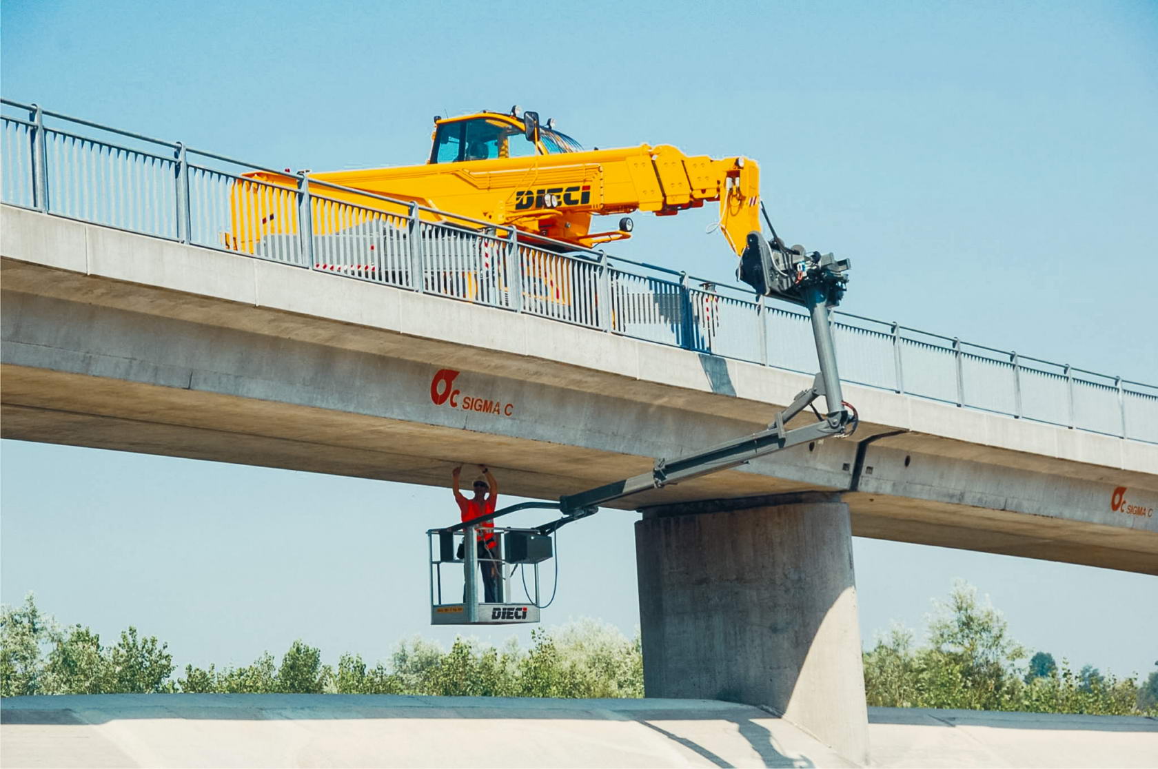Telehandlers: uses, advantages and equipment | Dieci srl